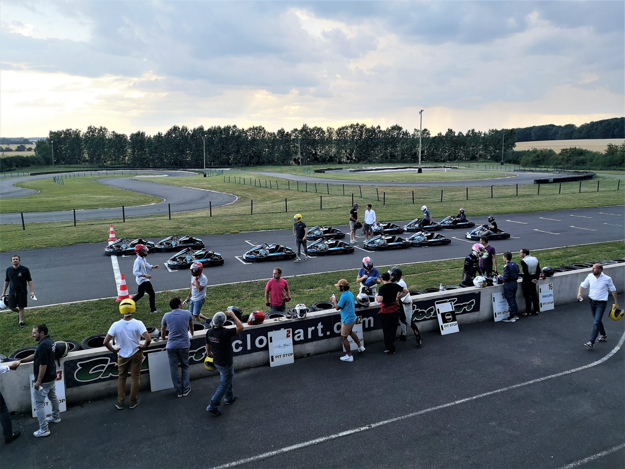 PREMIER GRAND PRIX DES SPONSORS SUR LE CIRCUIT CLOTKART - Toys Club