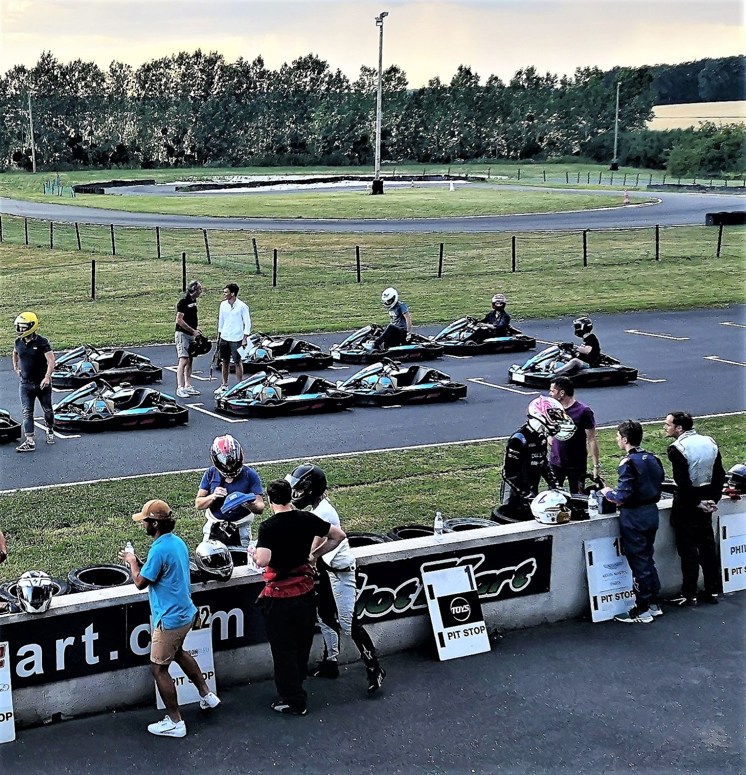 PREMIER GRAND PRIX DES SPONSORS SUR LE CIRCUIT CLOTKART - Toys Club